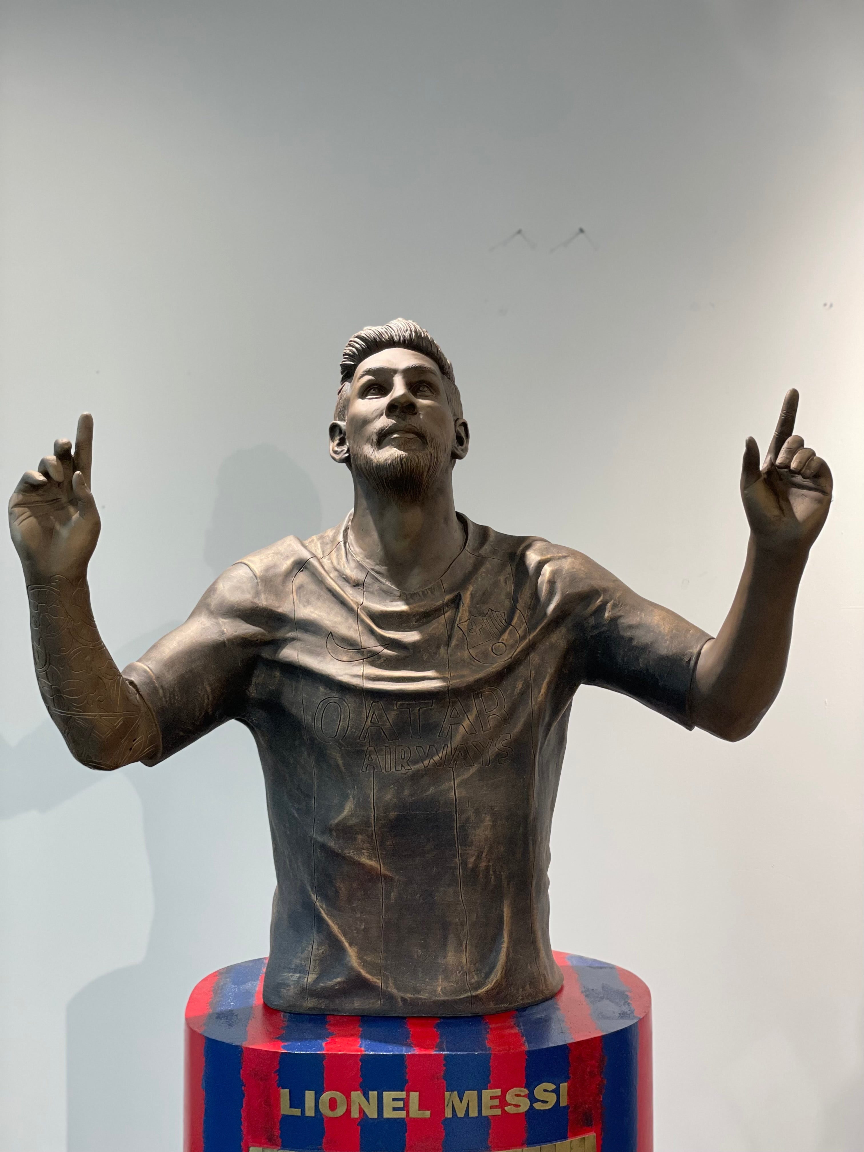 Lionel Messi Bust Including FCB Plinth – LUFC SCULPTURES